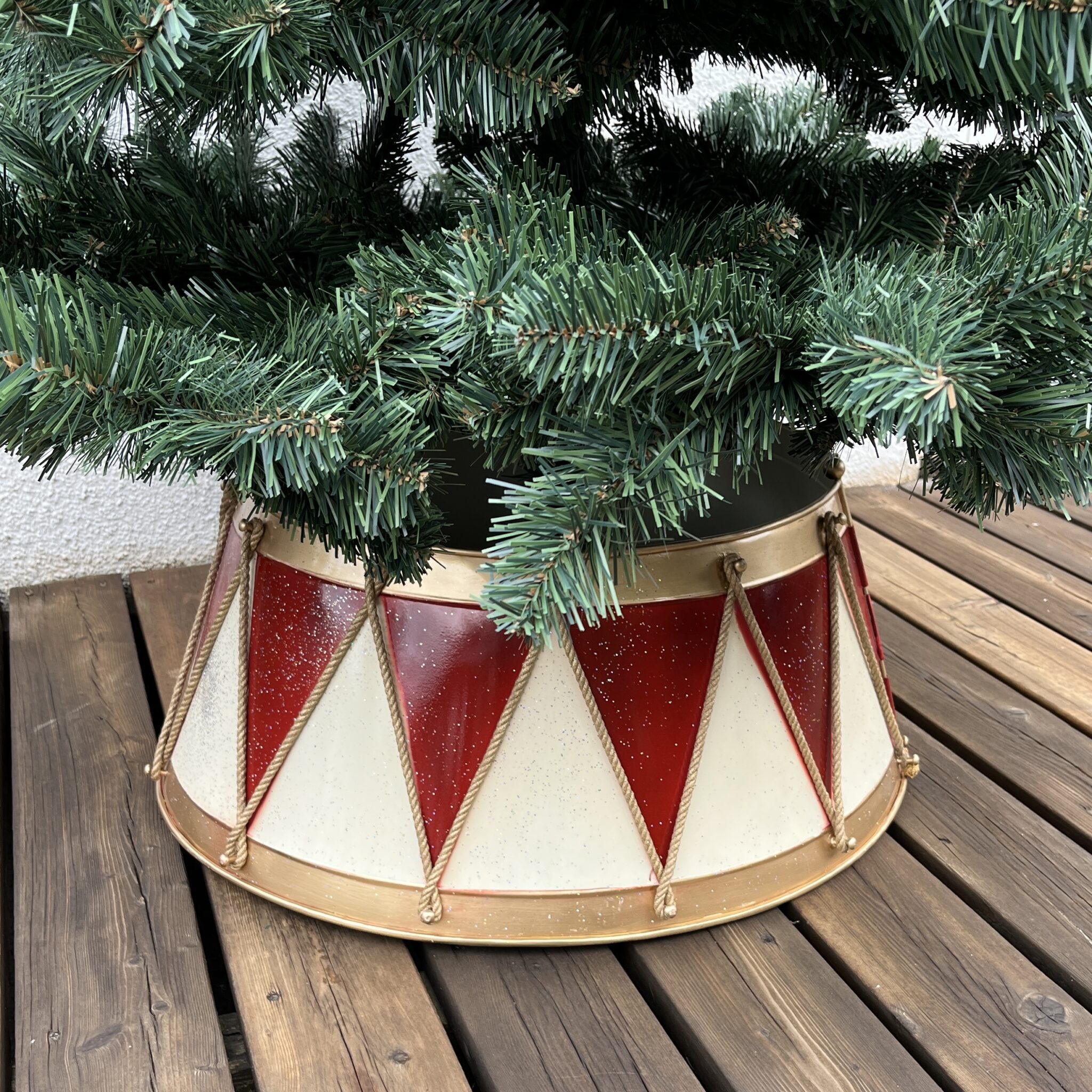 Julepynt - Køb Eksklusiv Skjuler til Juletræsfod – Vinrød 795.-